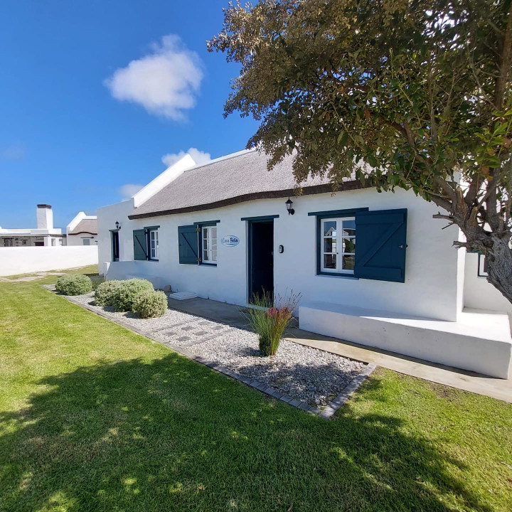 Casa Bella | 10 Sleeper Langezandt Cottage - Struisbaai