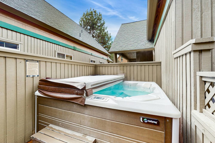 Log Decor Home With Private Hot Tub, Deck & Shared - Redmond, OR