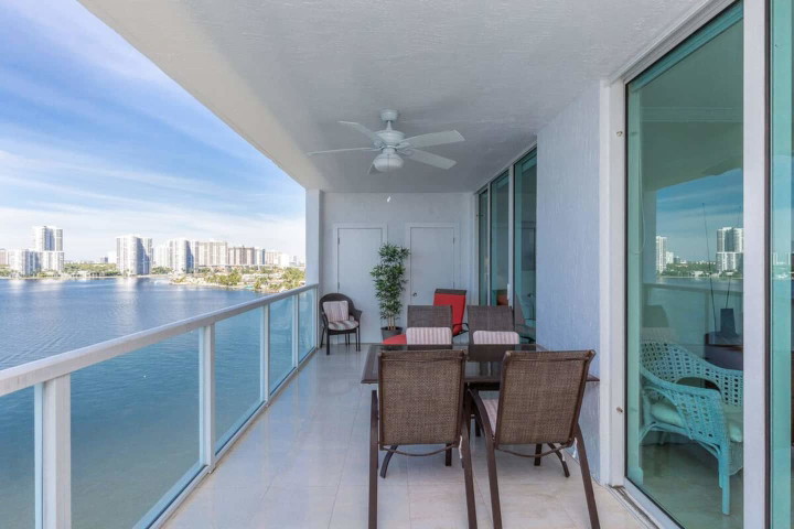 Beautiful 2 Bedroom 2 Bathroom With Pool - Aventura, FL