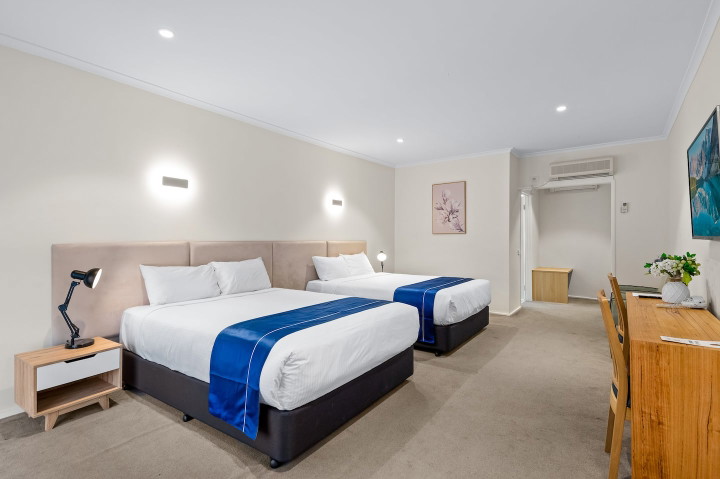 Spacious Room With Two Big Beds - Dandenong
