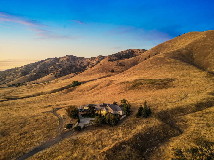 200-acre Vineyard Estate: Swim Spa & Theater - Tehachapi, CA