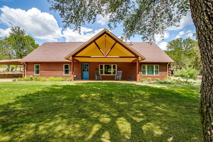 Cozy Log Cabin Retreat With Modern Comforts - Weatherford, TX
