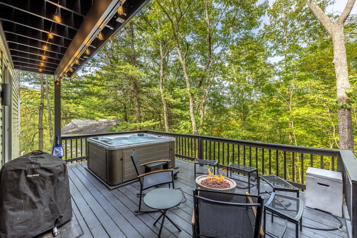 Ridgeview · Hot Tub, Fire Pit, Arcade & Theater - Berkeley Springs, WV