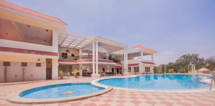 10 Bedrooms In A Resort With A Swimming Pool - Hosur
