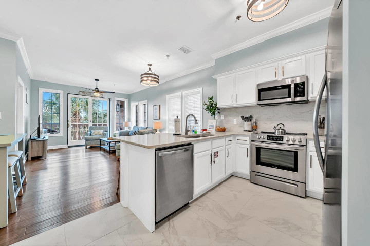 Stunning Village Condo, Overlooking 30a, Beautifully Decorated Recently Updated - Alys Beach, FL