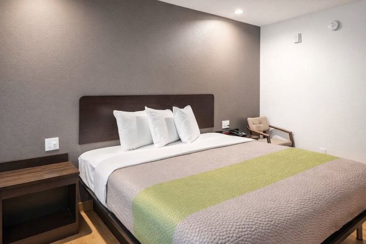 King Bed Room | Kitchen Setup | Near I-210 Exit - Lake Charles, LA