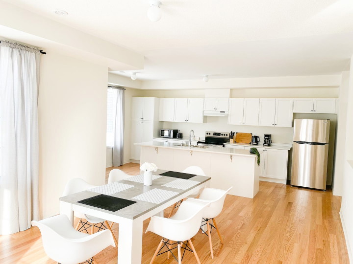 Double Queen Retreat- 2 Rooms W/ Private Ensuite - Bowmanville