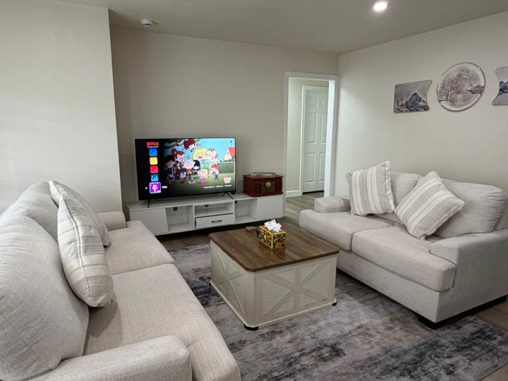 Modern Mid-term Retreat| Fiber Wi-fi|backyard - Hayward, CA