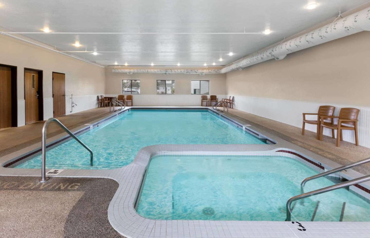 Super 8 St Ignace | 2 Queen | Courtyard View - St. Ignace, MI