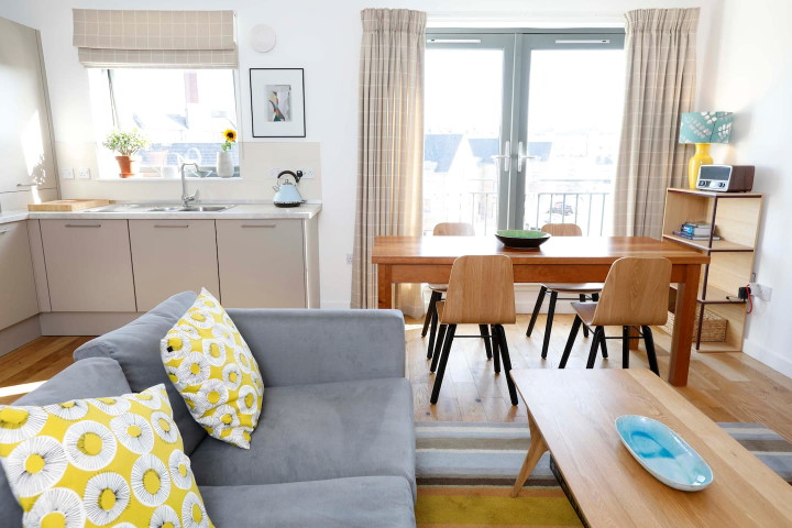 Spacious  Contemporary  Lift + Free Parking! - 