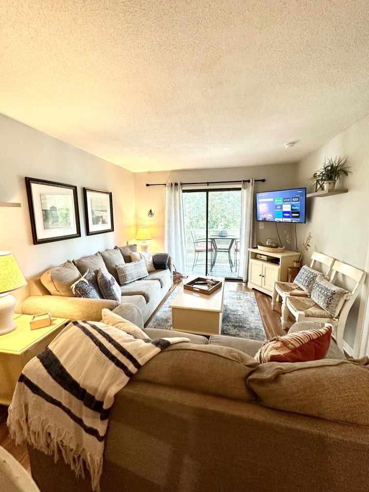 Beach Condo 5 Minute Walk To Folly Field Beach! - South Carolina