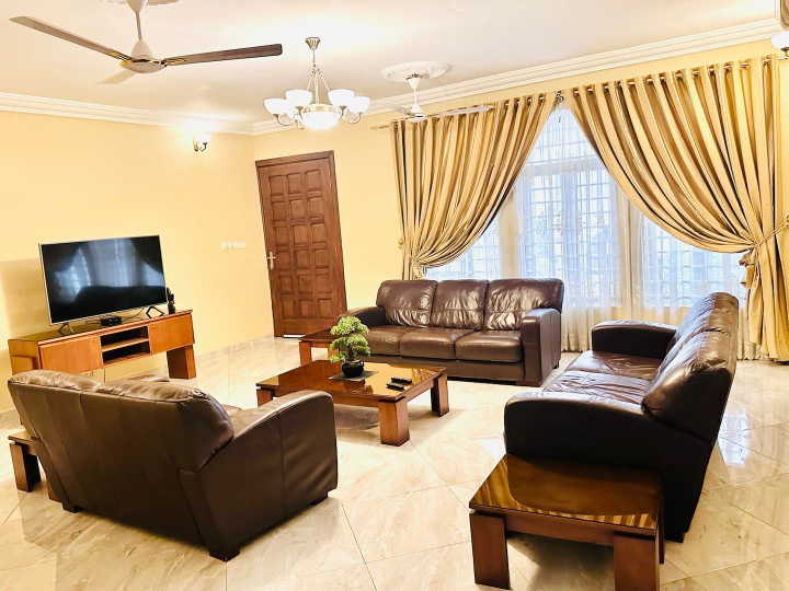 Luxury 3 Br Holliday Home, Accra, Eastlegon Wi-fi - Accra