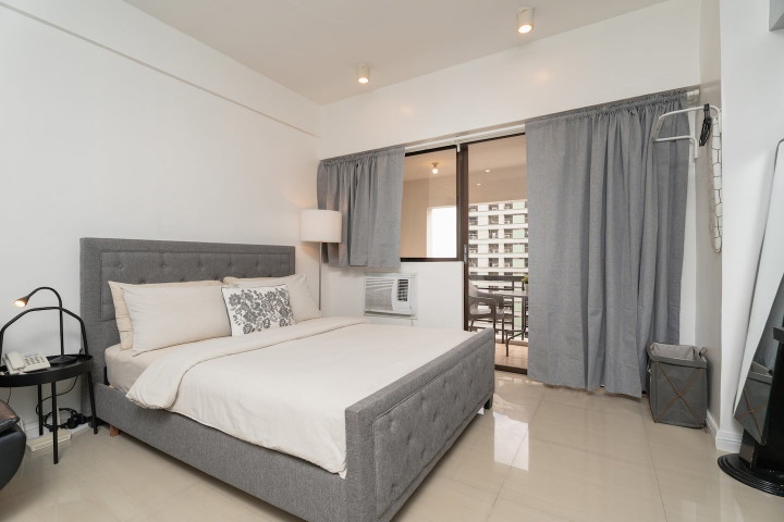 Charming Greenbelt Condo W/ Balcony & Pool Access - Makati