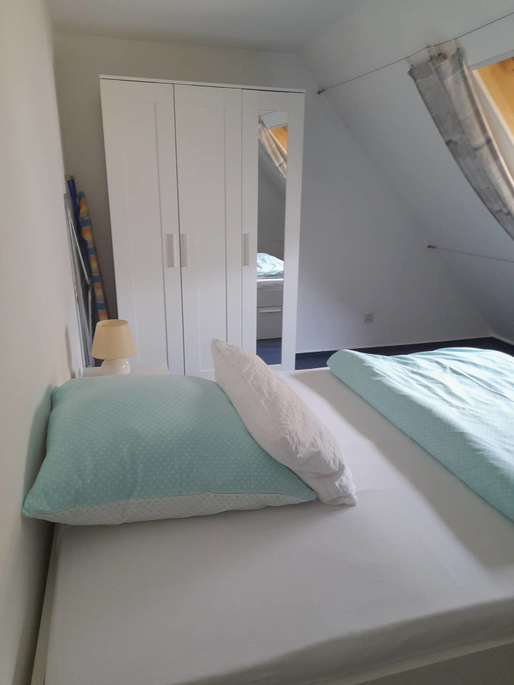 Cozy 2 1/2 Room Top Floor Apartment + Bathroom, For Single Use. - Krefeld