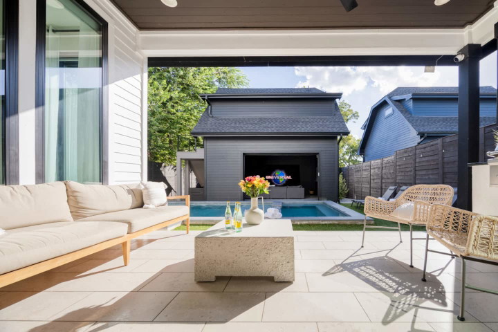 Amenities! Pool, Hot Tub, Theater, Outdoor Kitchen - Austin, TX