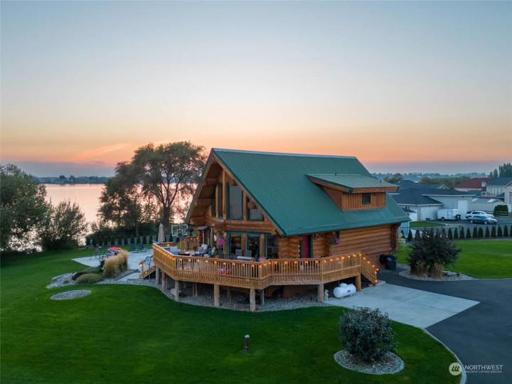 Lakefront Cabin, Hottub, Kayaks, Sups, Boat Launch - Moses Lake, WA