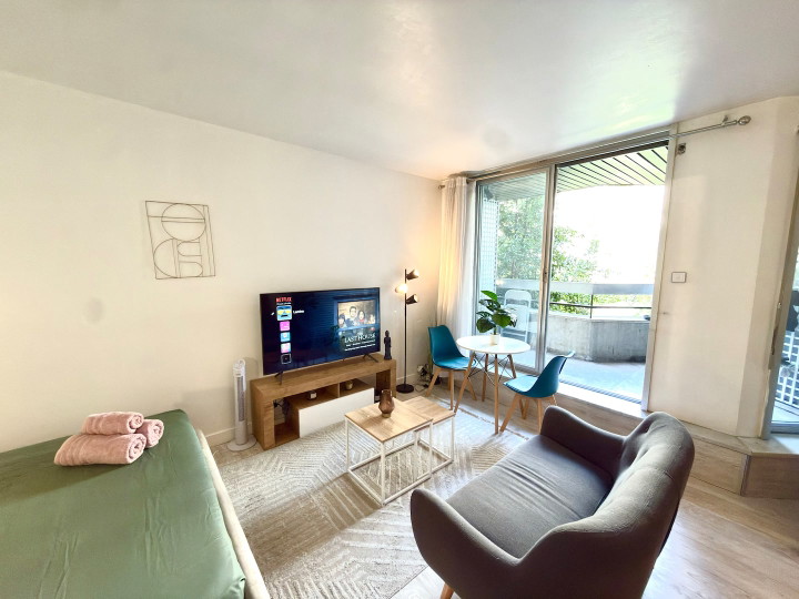 Charming Apartment In Neuilly With Balcony - Neuilly-sur-Seine