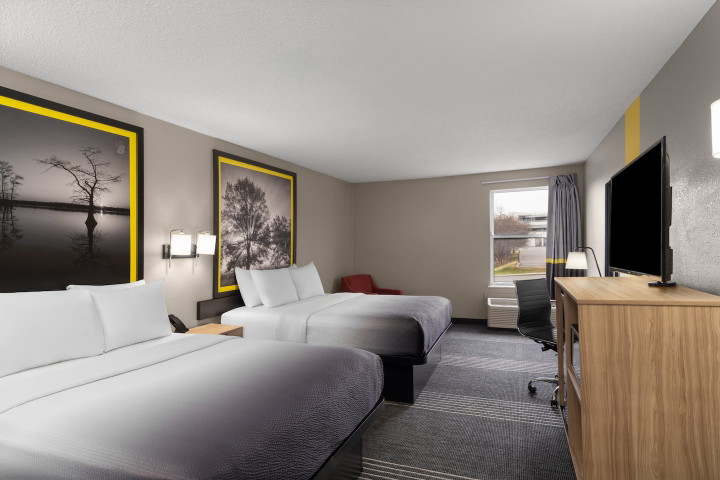 4 Separate Hotel Rooms With Attached Bathroom - Chattanooga