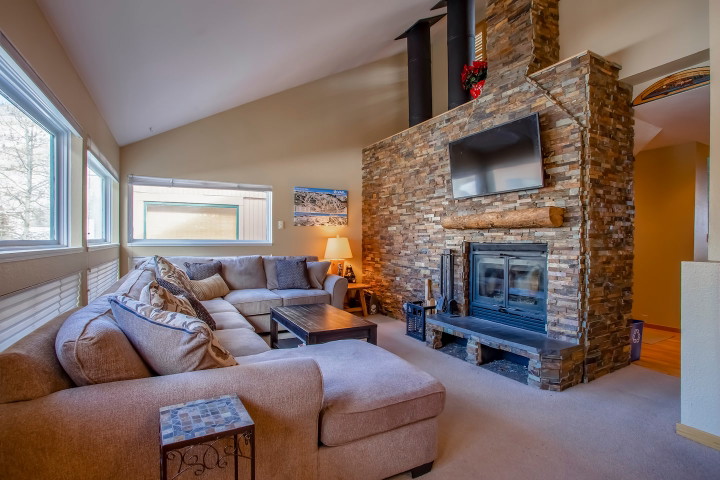 Top-floor 3br/3ba | Hot Tub + Pool | Free Vail Bus - Vail, CO