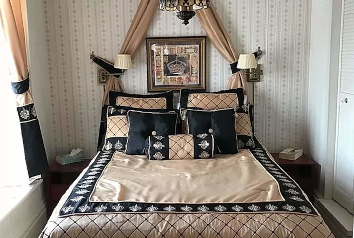 The Penthouse East : Caesar & Cleopatra Suite 300 - Brockville