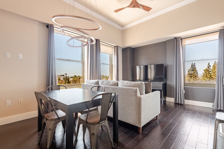2bd 2 Bath Top Floor Corner Unit Fireworks View - Anaheim, CA