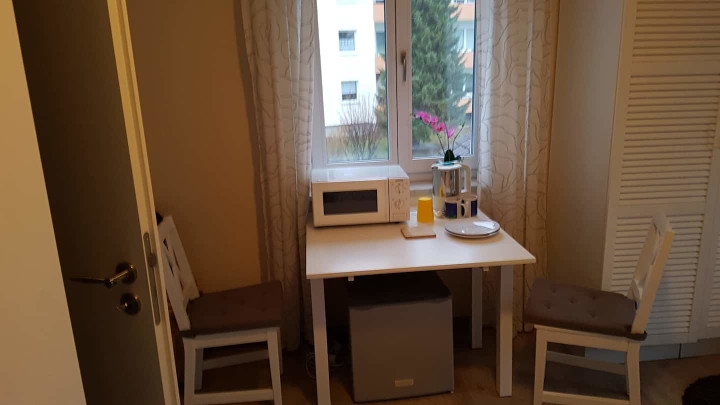 Schönes Zimmer Mit Kühlschrank, Bad,balkon & Wlan - Ismaning