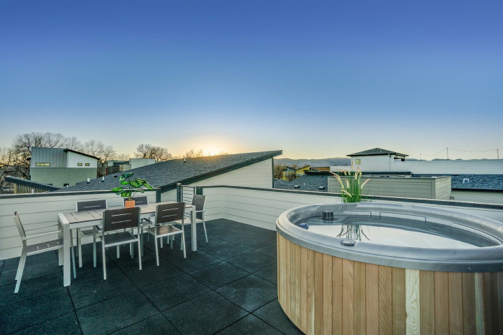 Downtown Views Deluxe Guesthouse + Rooftop Spa - Fort Collins, CO