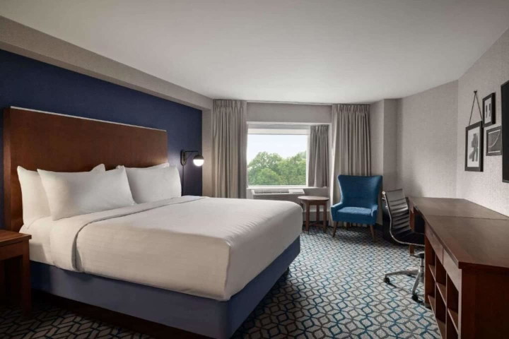 Wyndham Fallsview | 1 King Bed | Walk To Falls - Niagara Falls