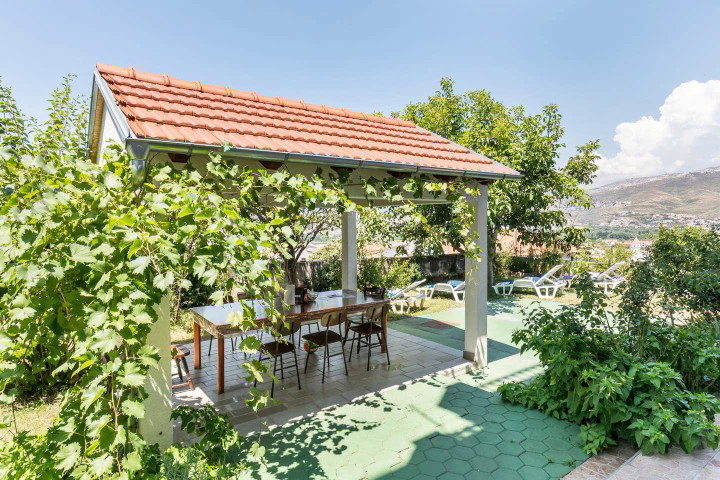 Large Garden Apartment & Parking 3 Bedrooms & 3 Bathrooms Near Split - Split