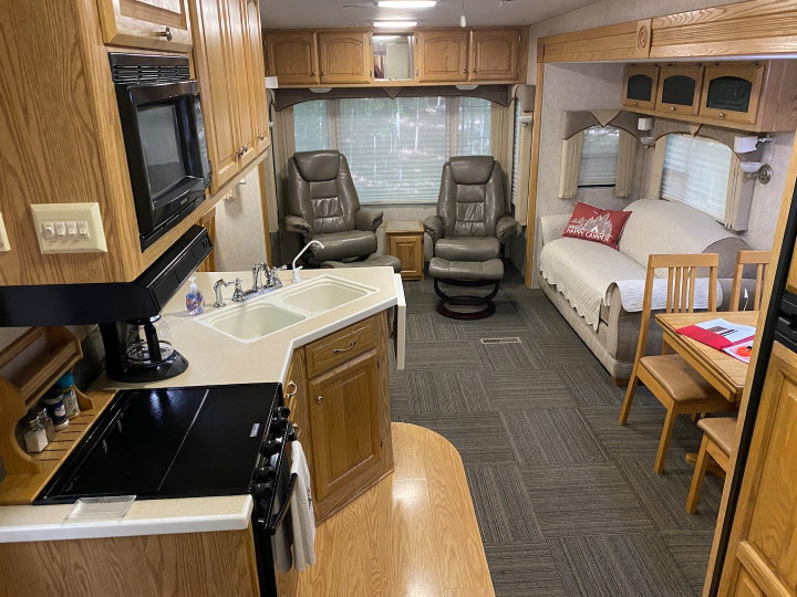Betsie -35ft Rv Camper In Woods -Firepit & Hot Tub - Michigan