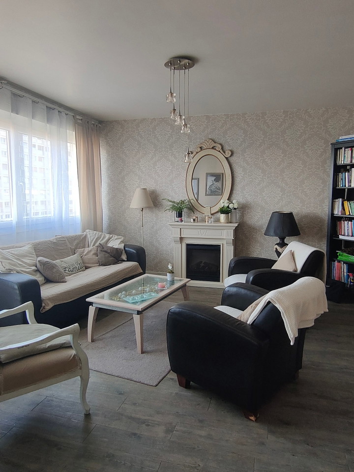 Large, Bright 87 M² Four-bedroom Apartment With Private Garage, Train Station Within Walking Distance. - Rennes