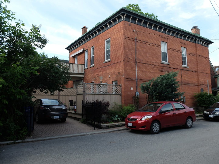 Prestige Meets Luxury In 3b Heritage Gold Triangle - Ottawa