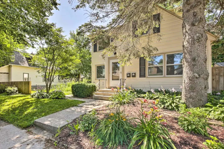 Logan Ave Holiday House - Upper - Sheboygan, WI