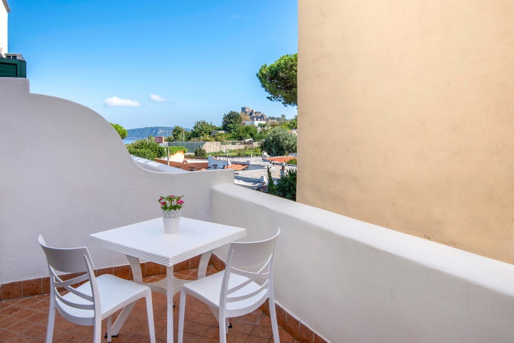 Small Apartment With A Terrace Offering A Side Sea View - Ischia