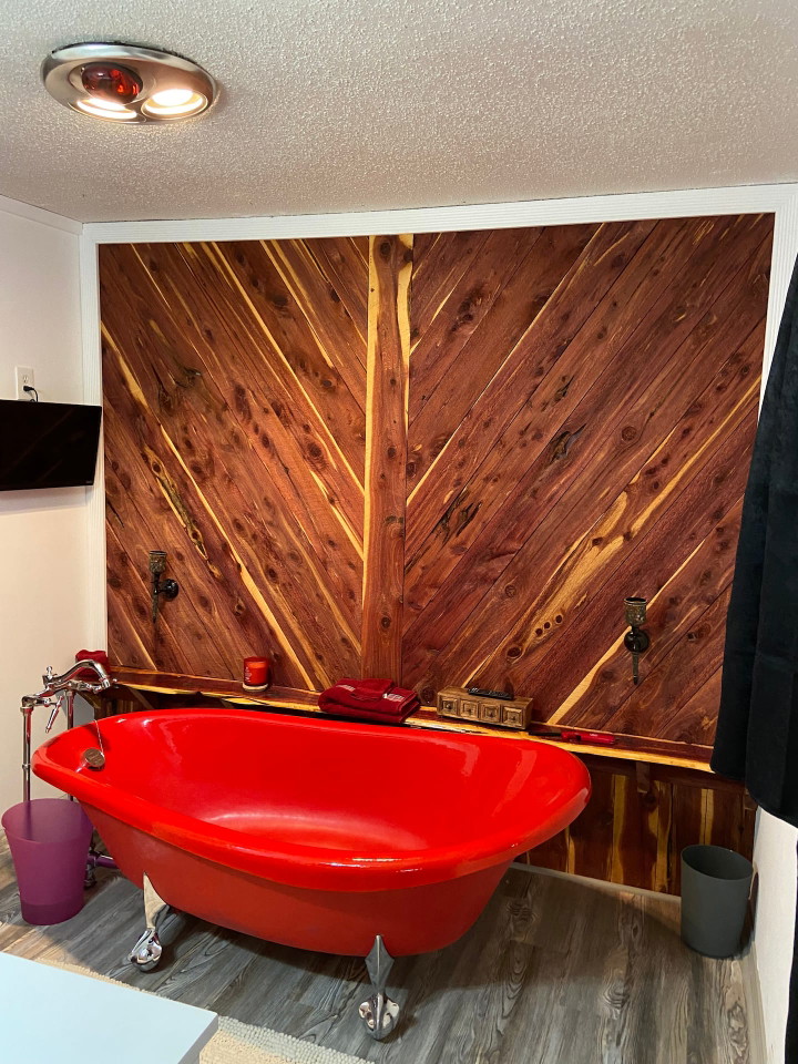 The Red Tub #5. 1 Bedroom 1 &1/2 Bathroom - Fort Smith, AR