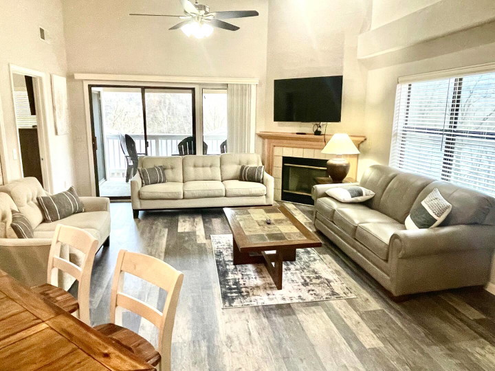 Falcon Meadows 4 Bdrm 3 Ba Condo Sleeps 12! Indoor Pool Open All Year! Cozy Loft - Branson, MO
