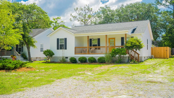 Walk To Beach, Fenced Yard, Dog & Kid Friendly! - Oak Island, NC