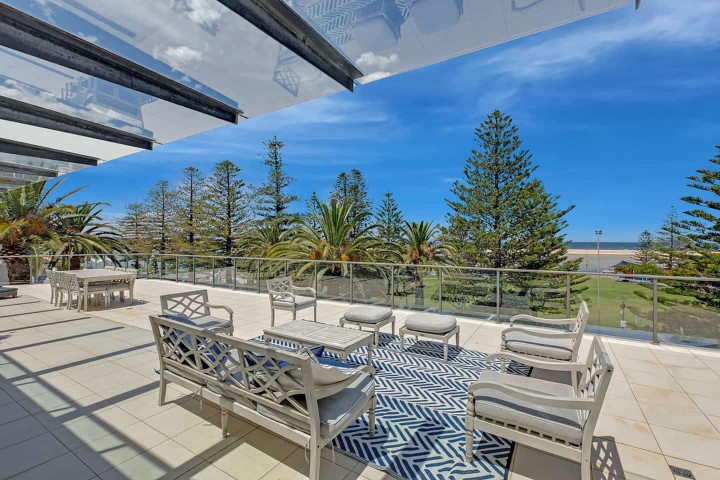 Beachside Apt With Rooftop Pool And Balcony Views - The Entrance