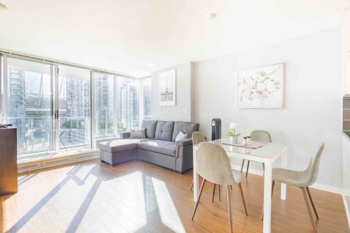 Bright & Beautiful Downtown Gem ~ Pool ~ Gym ~Pkg! - Vancouver