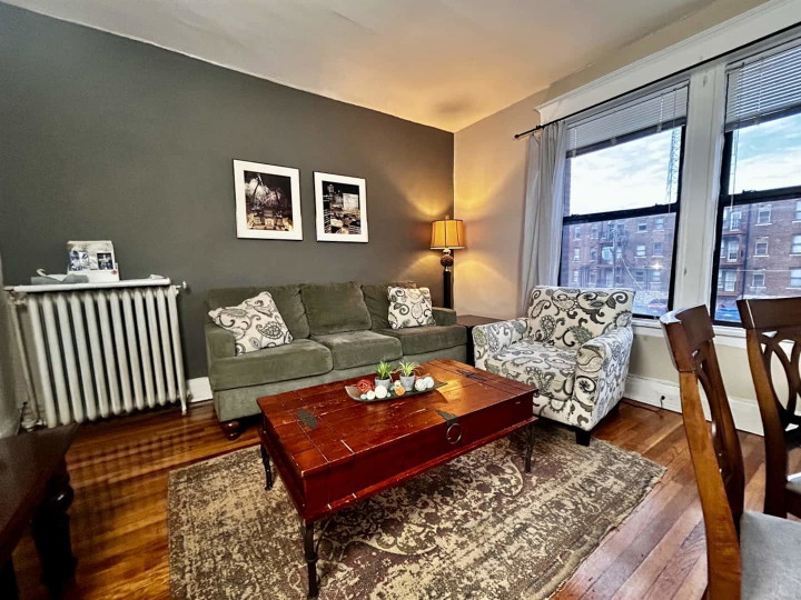 Cozy Suite With King + Queen Beds- Steps To Metrolink + Off-street Parking - Kirkwood, MO