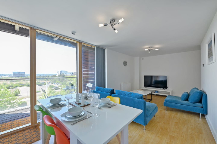 The Vizion - Wifi, Free Parking, Private Balcony - Milton Keynes