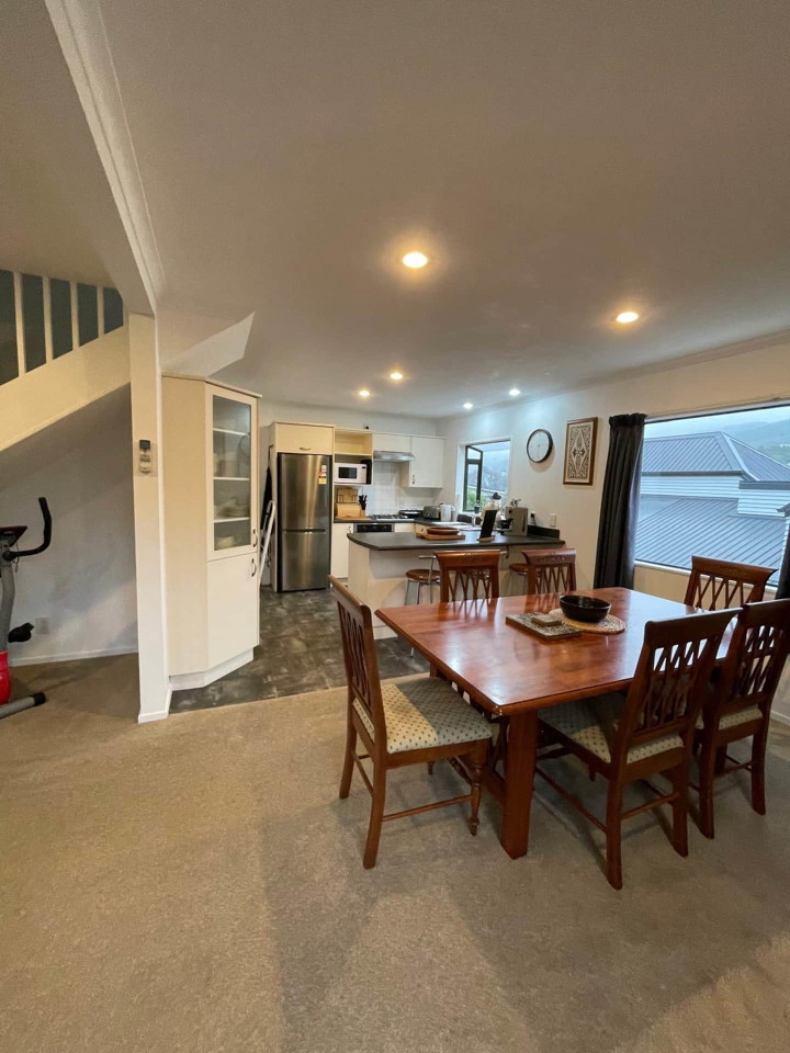 Beautiful 3-bedroom House In Tawa - Porirua
