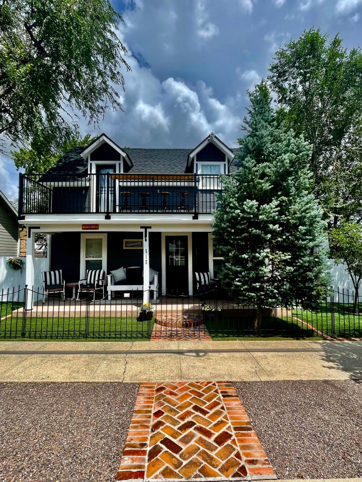 Darling Farmhouse Upstairs 1 Bedroom & Kitchenette Master Suite. Walk Downtown! - Arizona