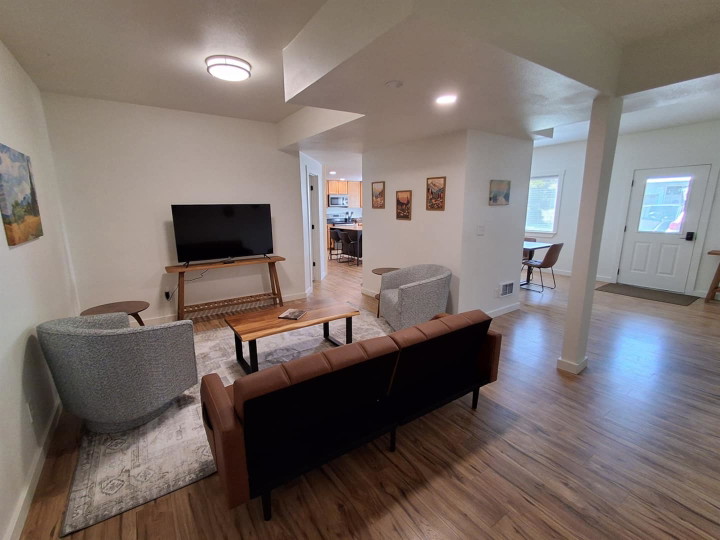 Spacious 2 Bedroom Suite · Full Kitchen - Wenatchee, WA