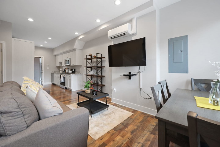 Shaw Chic Oasis: Metro-accessible 2br Rowhouse - Silver Spring, MD