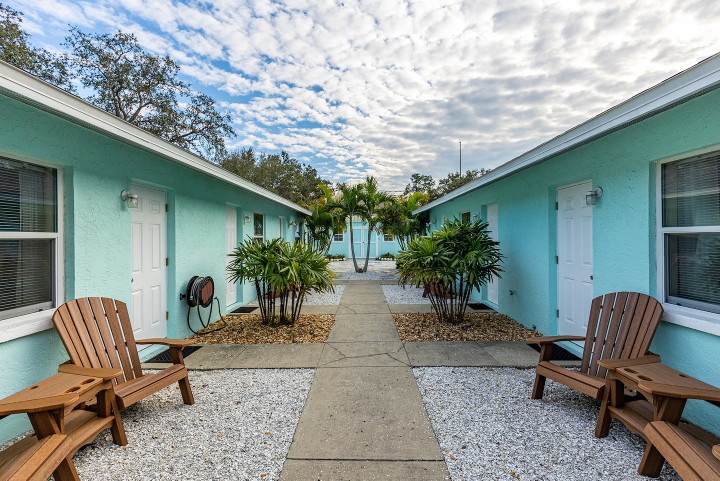 Tropical 8br/4ba Private Apartments Escape W/grill - Palm Harbor, FL