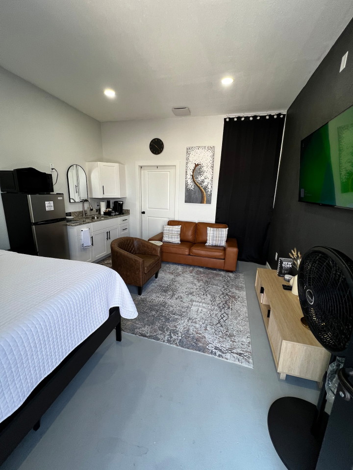 Crash Pad B Studio Apt W/ Kitchenette & Cooktop - Hobbs, NM