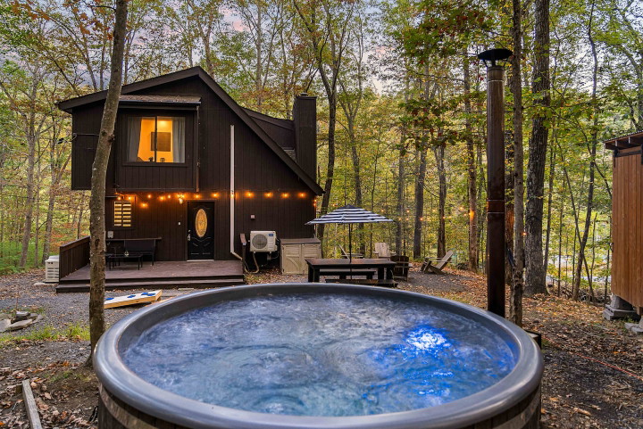 Blvck Cabin I W/ Wood Hot Tub Near Bushkill Falls - Pennsylvania