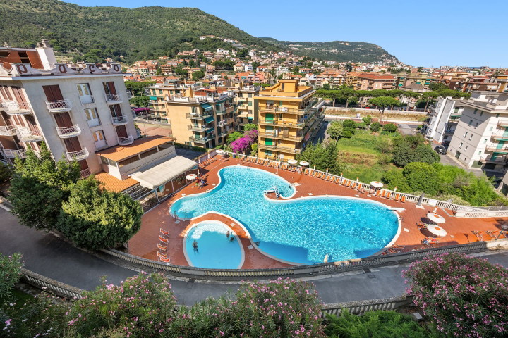 Lisa's Stylish Top Floor Flat & Double Pool - Pietra Ligure
