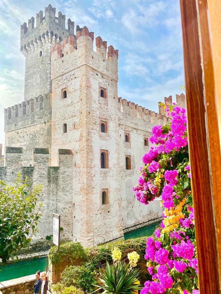 Front Castle With Magical Medieval View And Beach - Sirmione